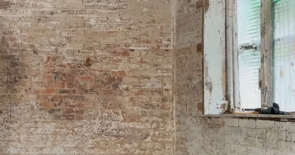 Acqua pulita e calce idrata, la mano antica che prepara il muro ...